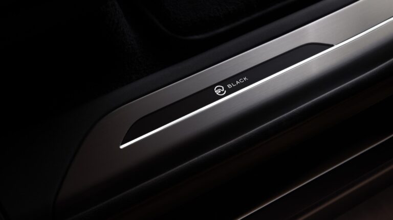Introducing Range Rover SV Black: Pioneering Sensory Audio and Striking ...