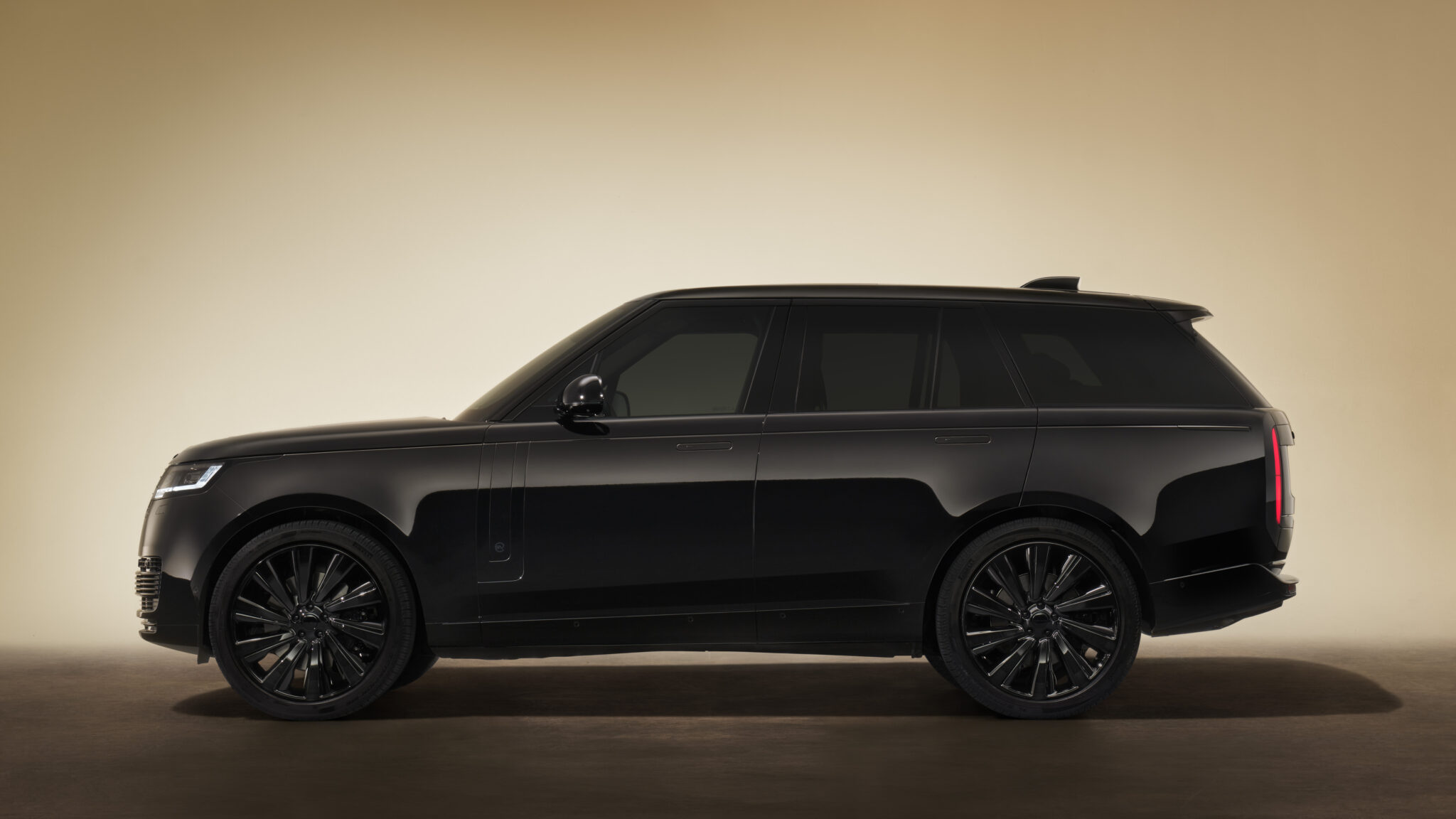 Introducing Range Rover SV Black: Pioneering Sensory Audio and Striking ...
